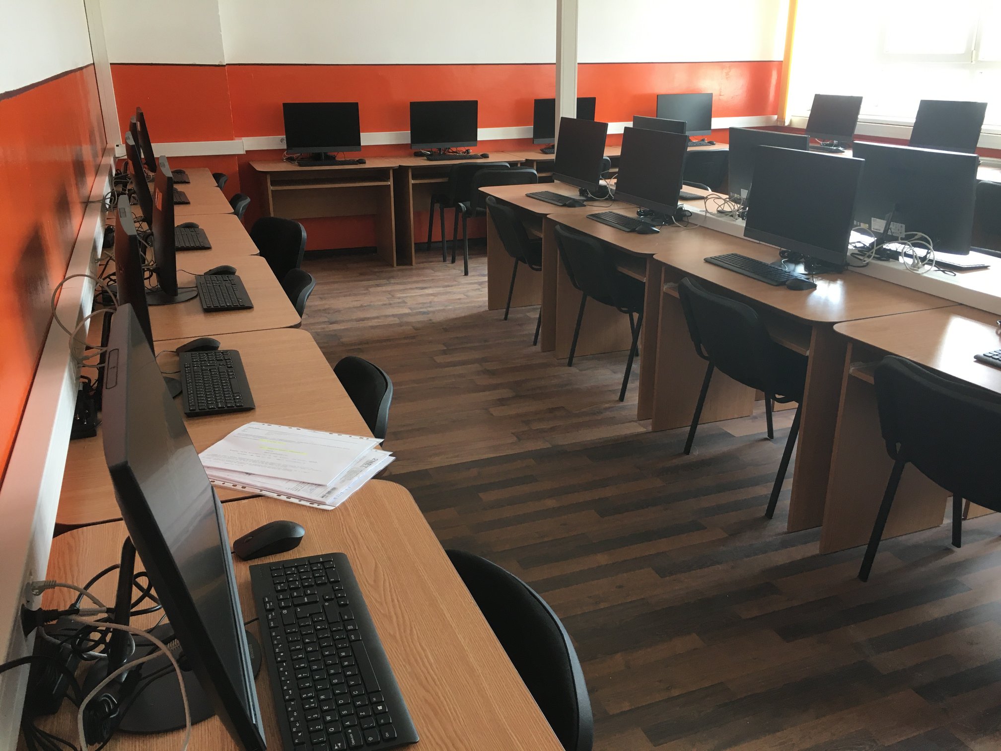 Primaria Busteni doteaza scolile cu echipamente IT – BUCEGI NATURA 2000