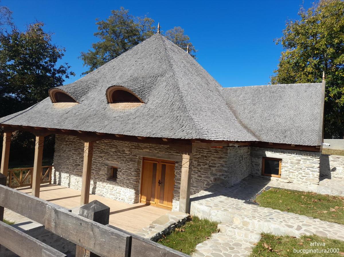 Moara de apa Warthiadi si un zid vechi cu arbore in mijloc – BUCEGI ...